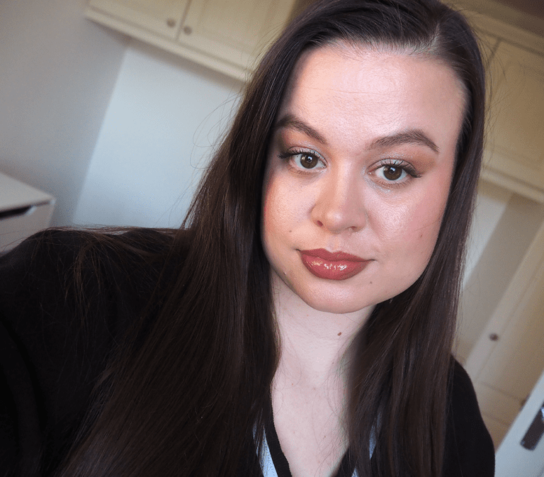 Is this the most beautiful duochrome eyeshadow ever? R.E.M. Beauty ...