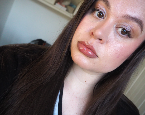 Is this the most beautiful duochrome eyeshadow ever? R.E.M. Beauty ...