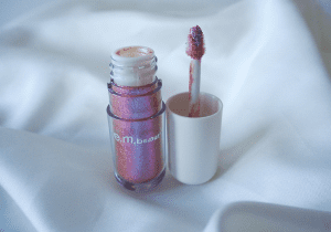 Is this the most beautiful duochrome eyeshadow ever? R.E.M. Beauty ...